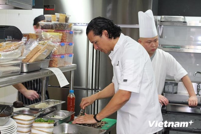 Bobby Chinn introduces Vietnamese food in Singapore - Viet Nam National ...