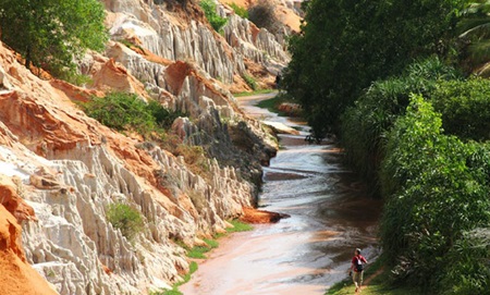 Discover the river and red sand cliffs of Mui Ne's Fairy Stream - Viet ...