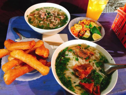 Ha Noi night Pho vendor - Viet Nam National Authority of Tourism