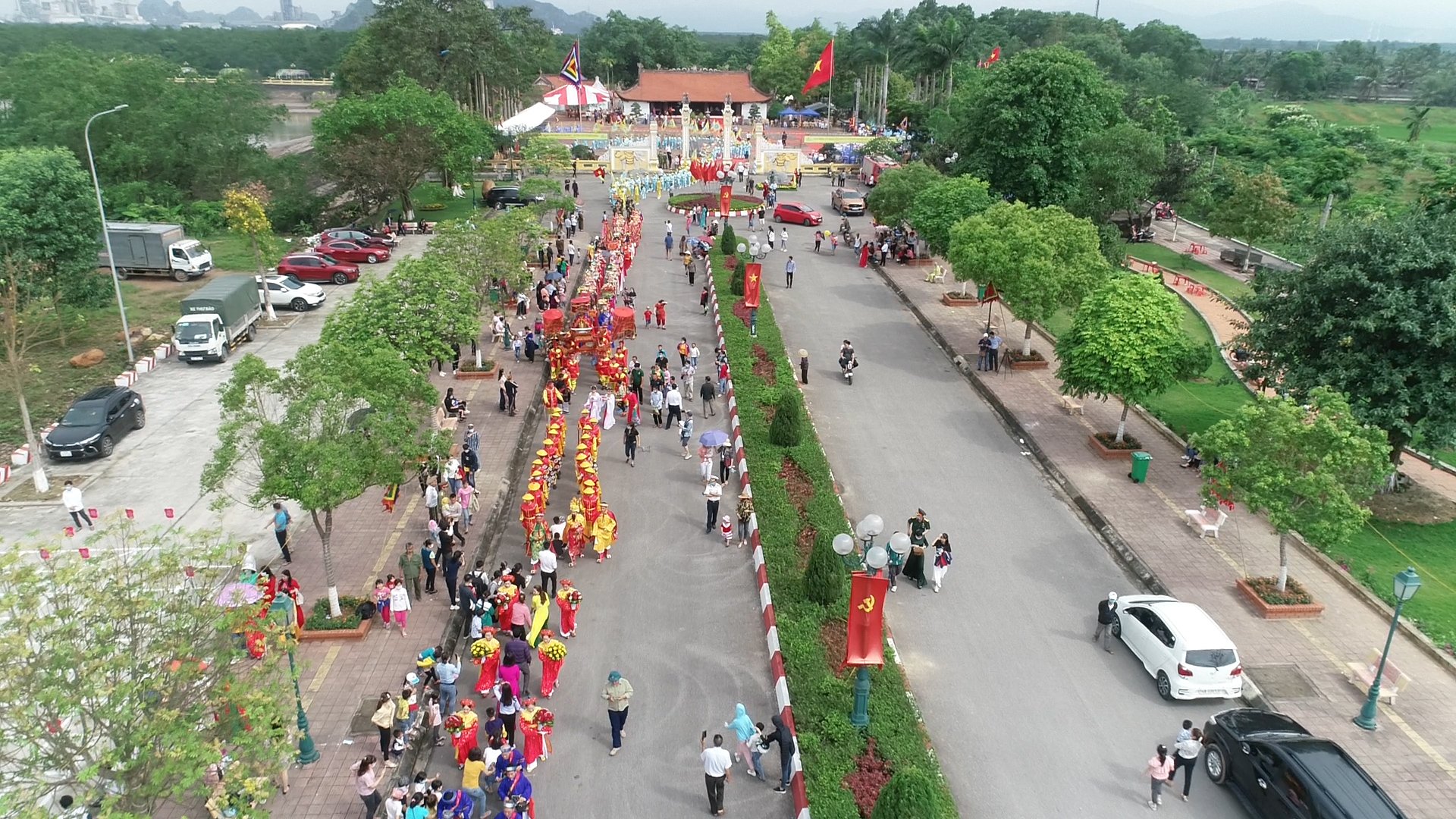 Bach Dang traditional festival lures thousands of locals and tourists ...