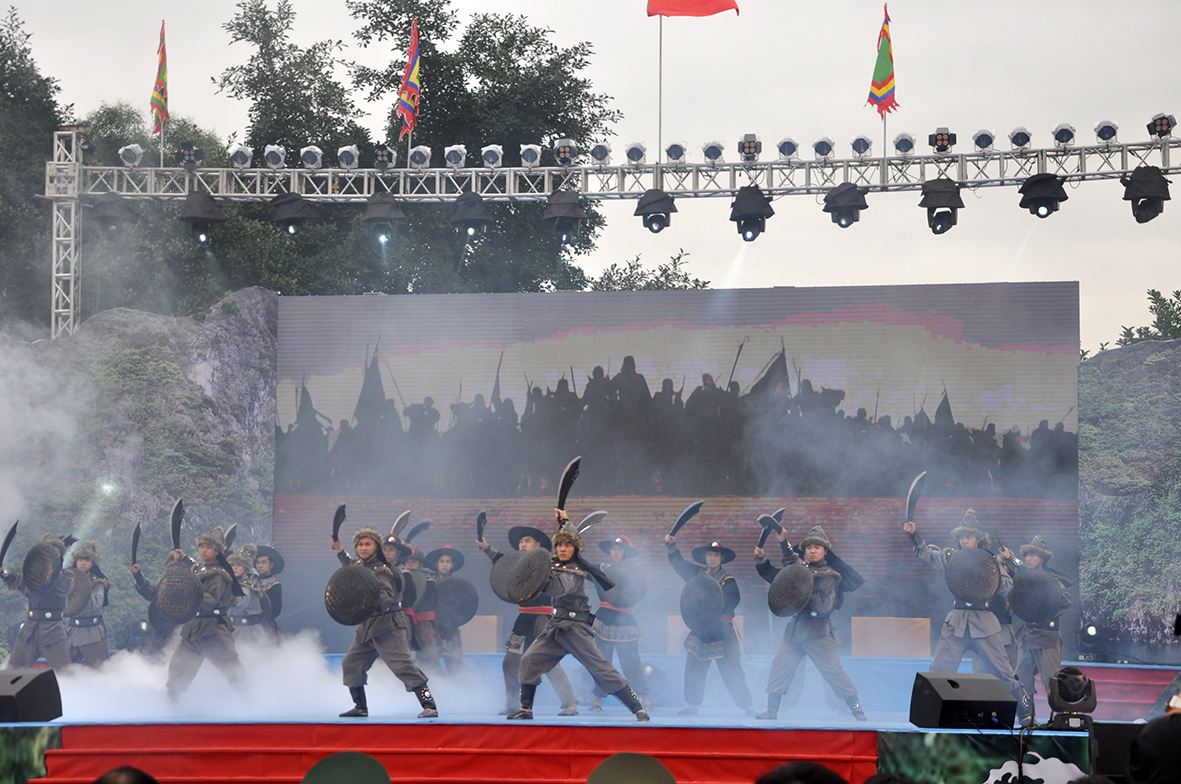 Bach Dang traditional festival lures thousands of locals and tourists ...