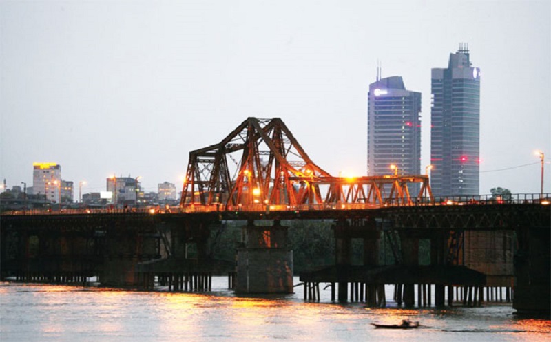 Long Bien Bridge - the iconic French construction in the heart of Hanoi ...