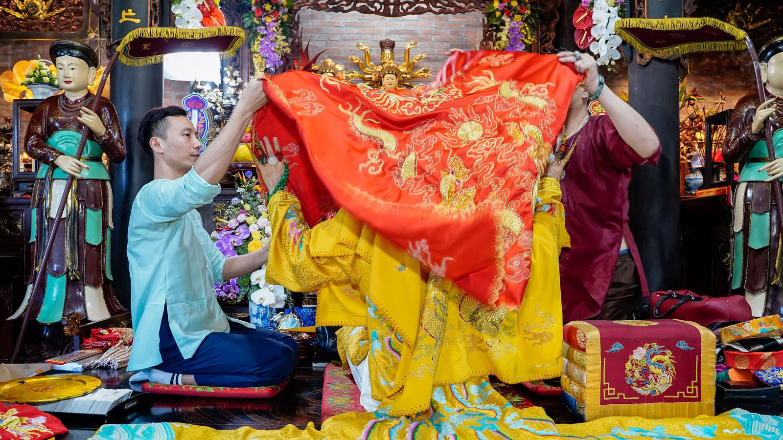 The beauty and role of costumes in ‘hau dong’ ritual - Viet Nam ...