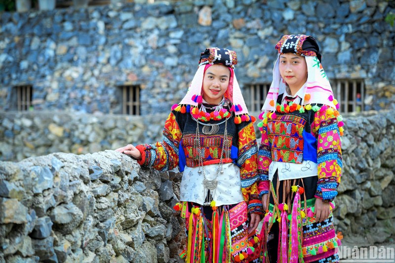 Colourful beauty of Lo Lo ethnic costumes - Viet Nam National Authority ...