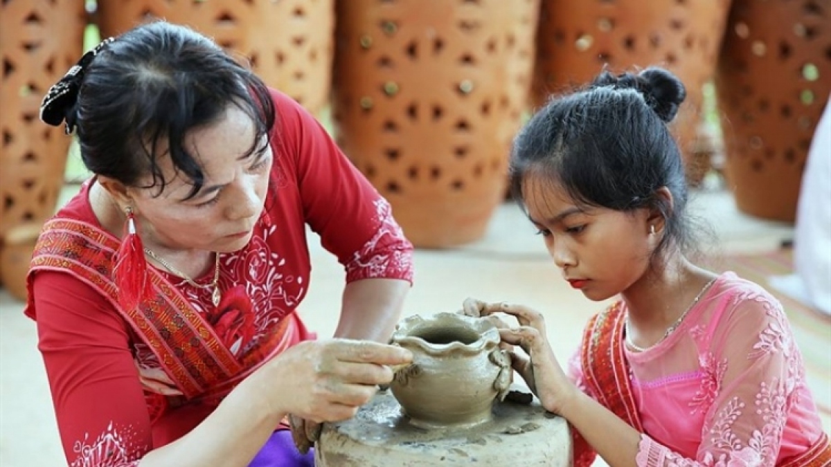 UNESCO honors Art of pottery-making of Cham people - Viet Nam National ...