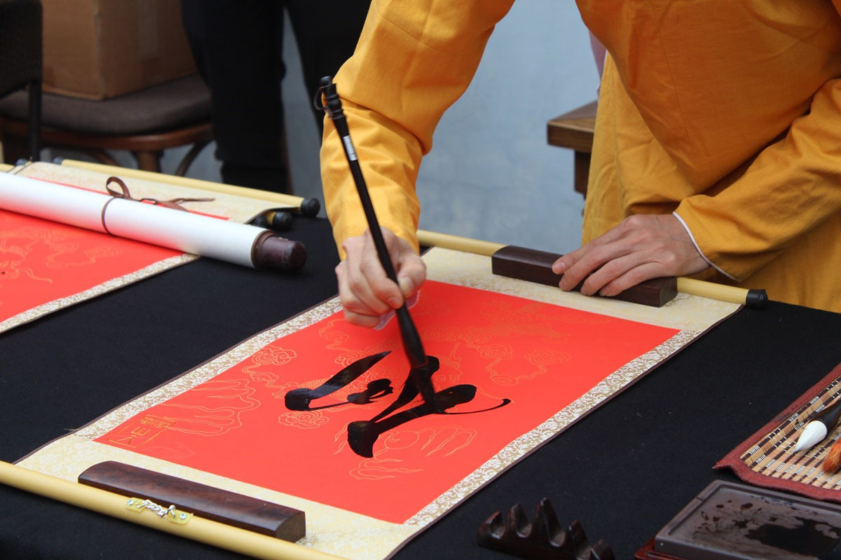 Temple of Literature with calligraphy attracts international visitors ...