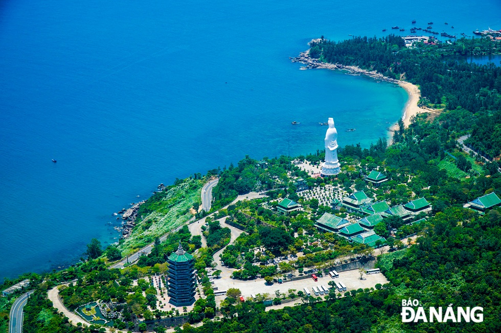 Paragliding service offers bird's-eye view of Da Nang - Viet Nam ...