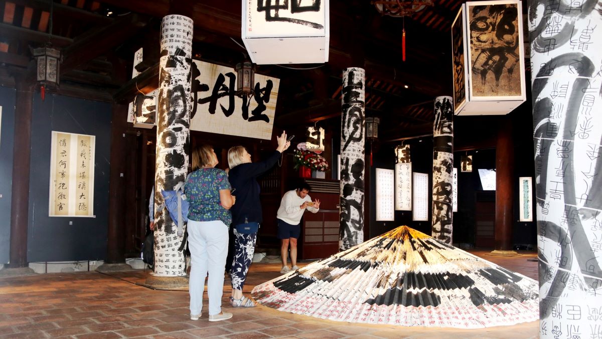 Exhibition shows calligraphy combined with light installation - Viet ...
