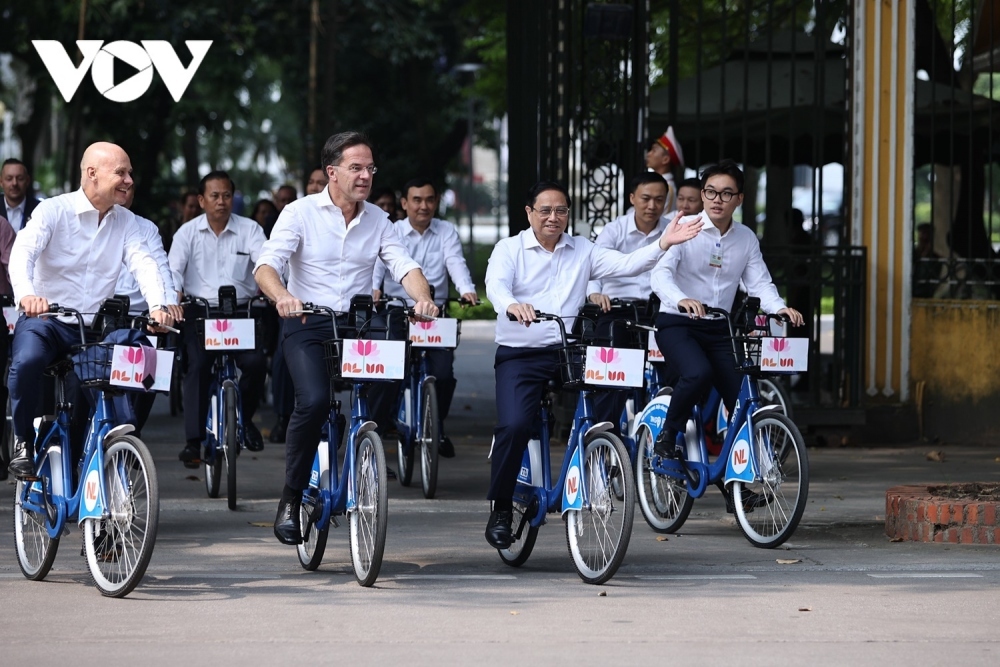 PM Chinh and Dutch counterpart tour streets of Hanoi by bicycle - Viet ...