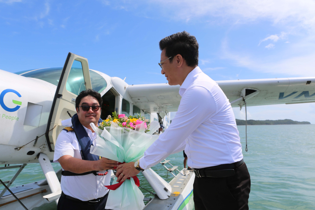 First commercial seaplane flight to Co To Island conducted - Viet Nam ...