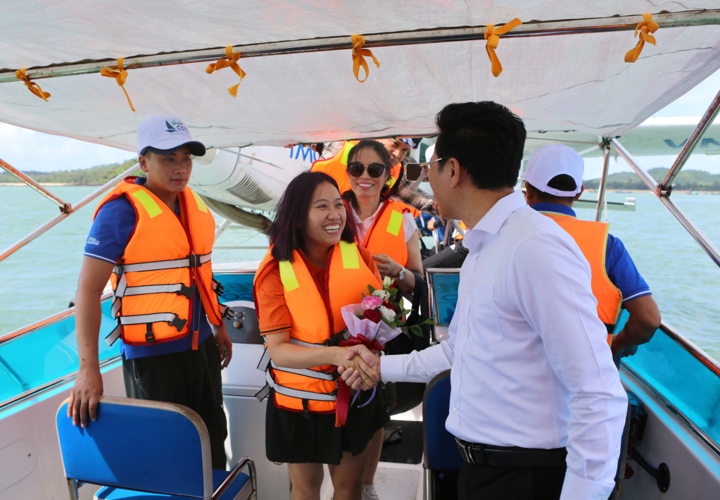 First commercial seaplane flight to Co To Island conducted - Viet Nam ...