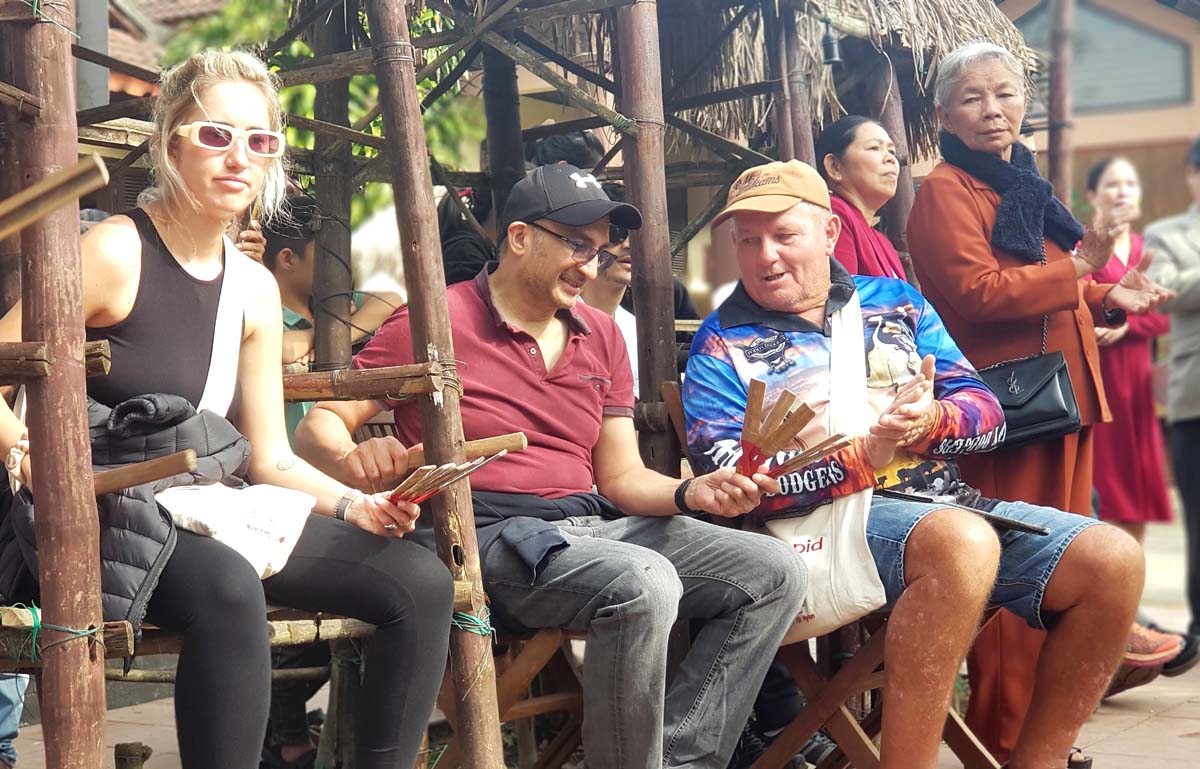 Foreign visitors play Bai Choi with fun - Viet Nam National Authority ...