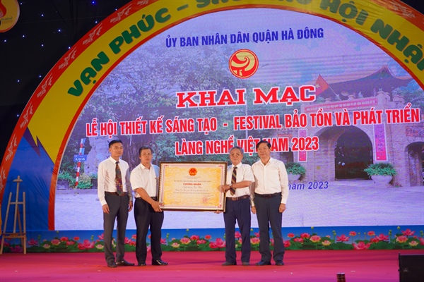 Van Phuc silk weaving craft (Ha Noi) received Certificate of National ...
