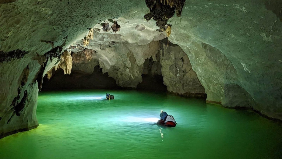 British experts discover new untouched caves in Quang Binh - Viet Nam ...