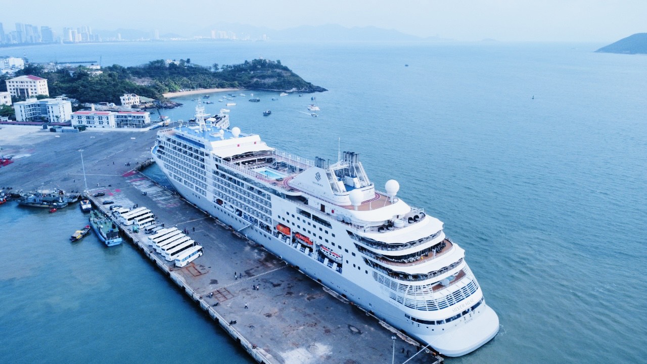 Silver Muse carrying 400 passengers calls at Nha Trang - Viet Nam ...