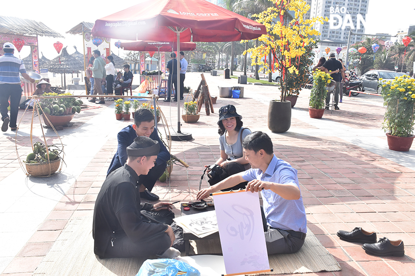 Tourists experience Tet atmosphere at Da Nang beaches - Viet Nam ...