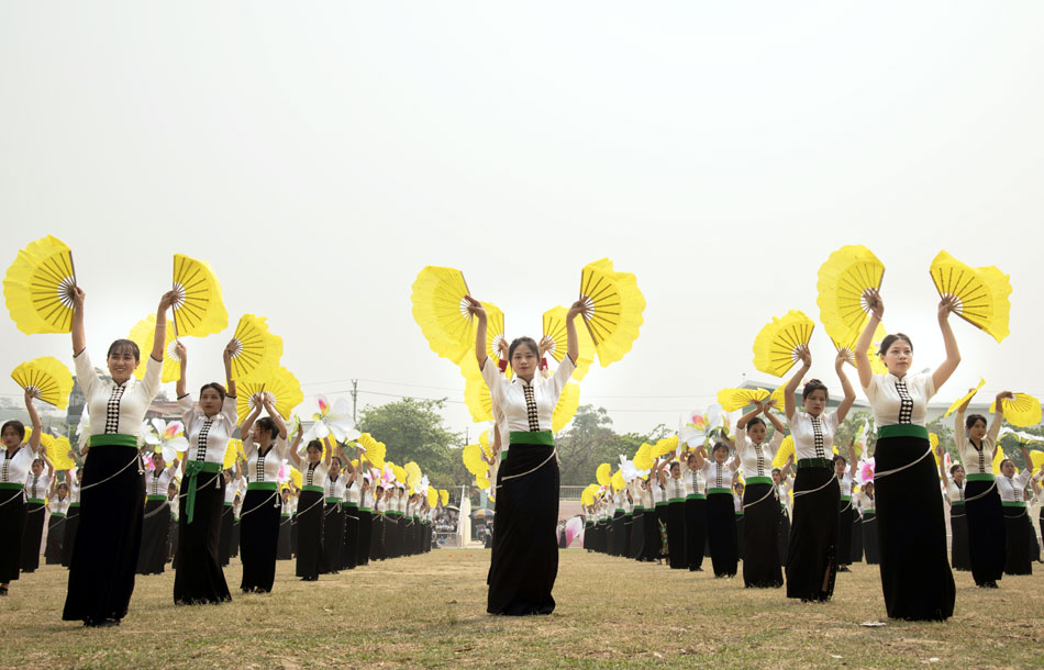 Impressions of the Festival of Xoe dance of Thai people - Viet Nam ...