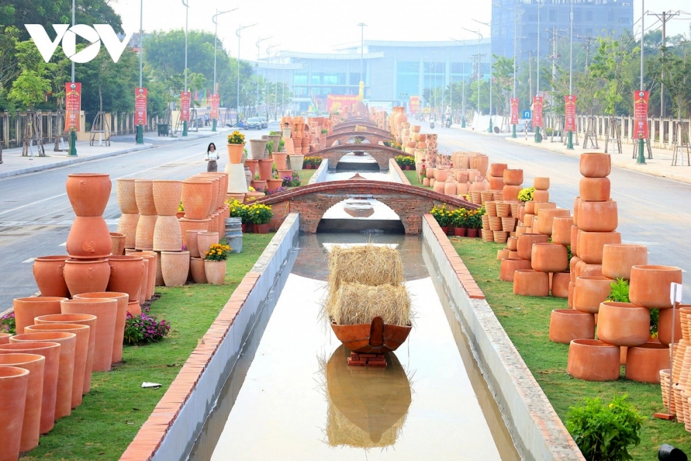 Longest ceramic-flower road sets national record - Viet Nam National ...
