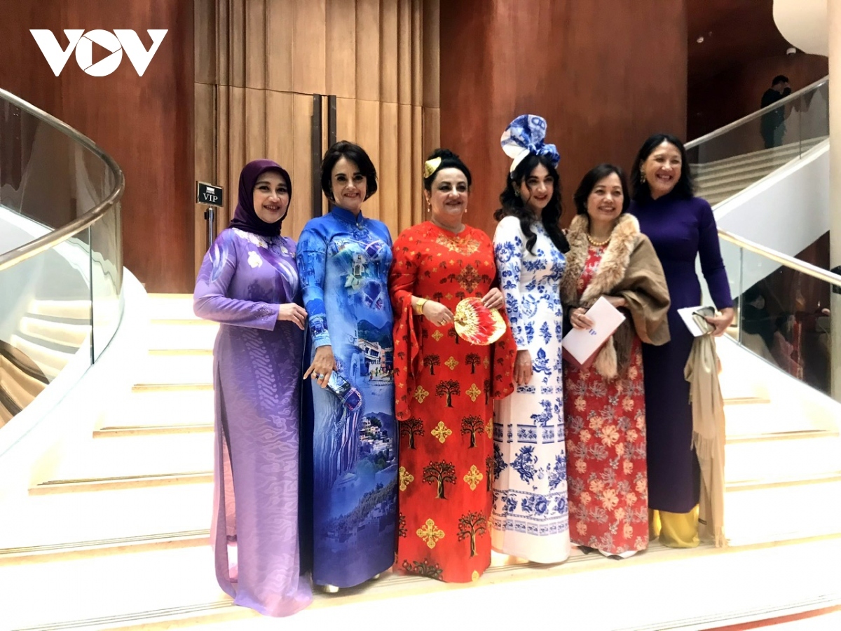Foreign ambassadors’ wives model at Ao Dai Week 2024 - Viet Nam ...