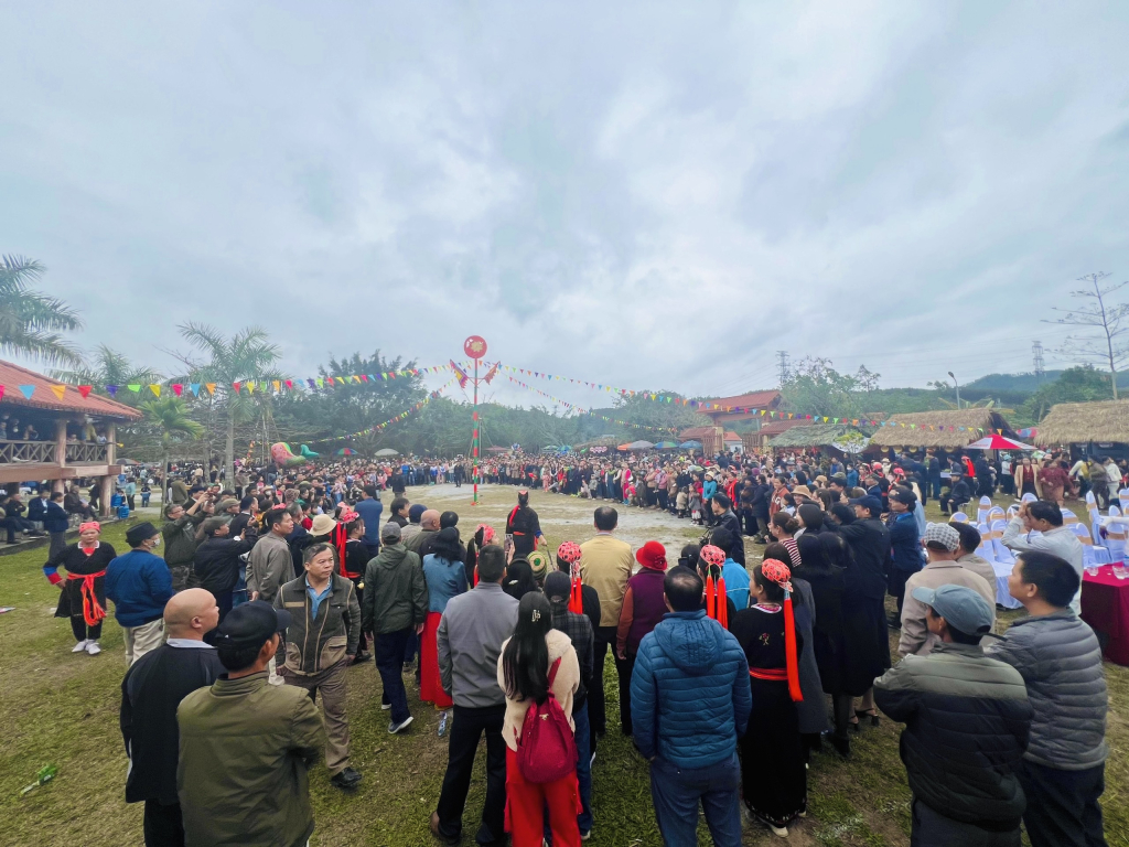 Quang Ninh Province: The joyful festival of Bang Ca village - Viet Nam ...