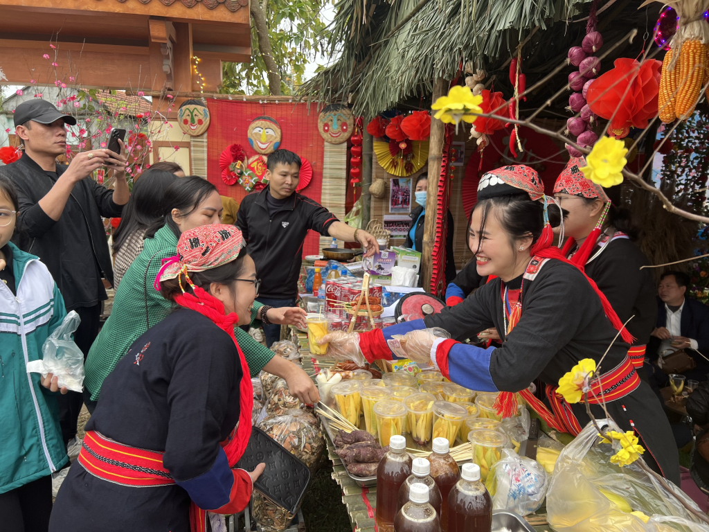 Quang Ninh Province: The joyful festival of Bang Ca village - Viet Nam ...
