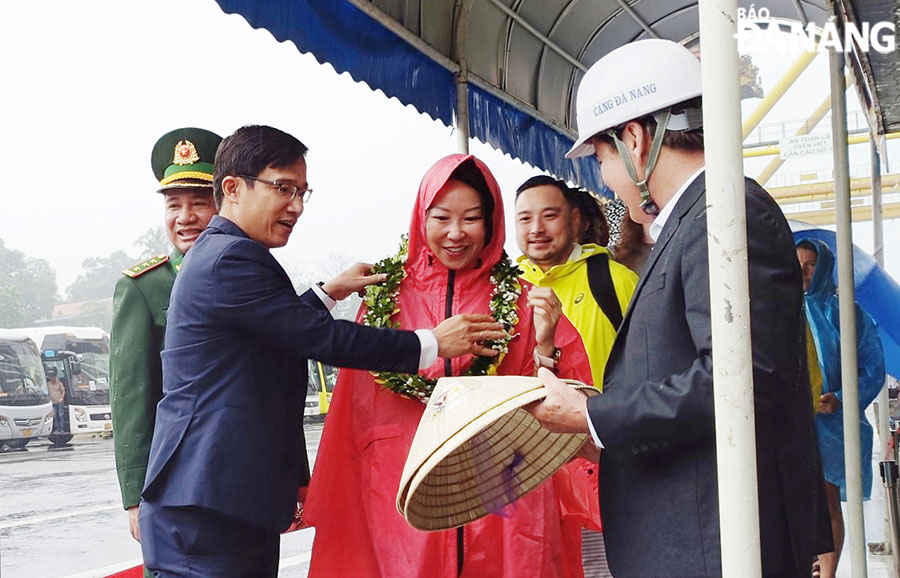 First New Year cruise ship passengers to Da Nang receive effusive ...