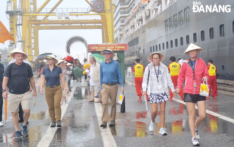 First New Year cruise ship passengers to Da Nang receive effusive ...