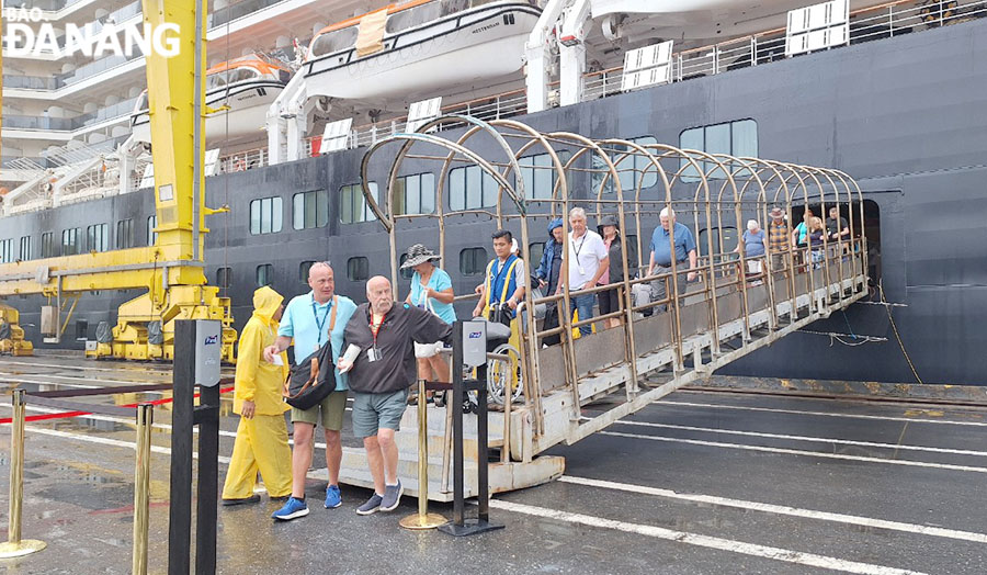 First New Year cruise ship passengers to Da Nang receive effusive ...