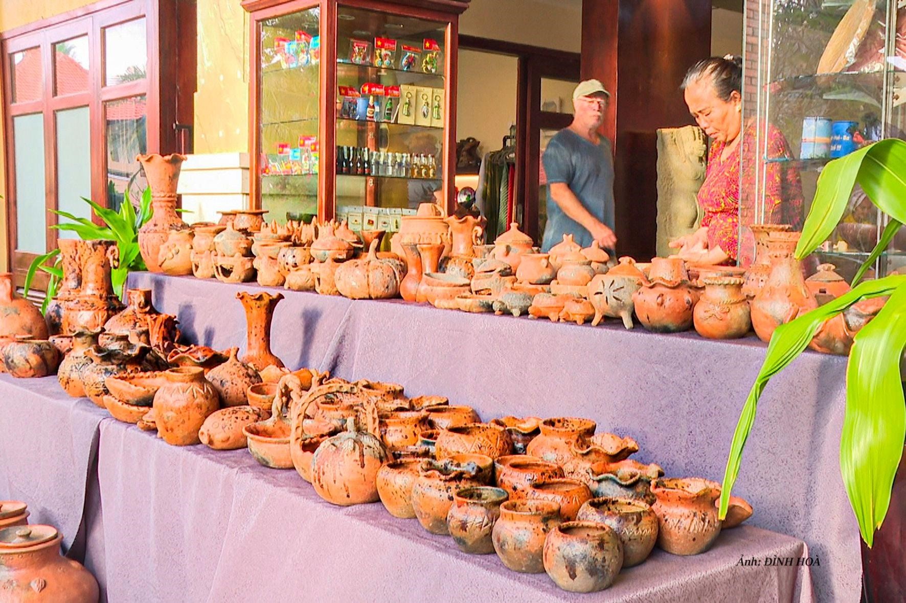 International tourists enjoy experiencing Cham culture right at ...