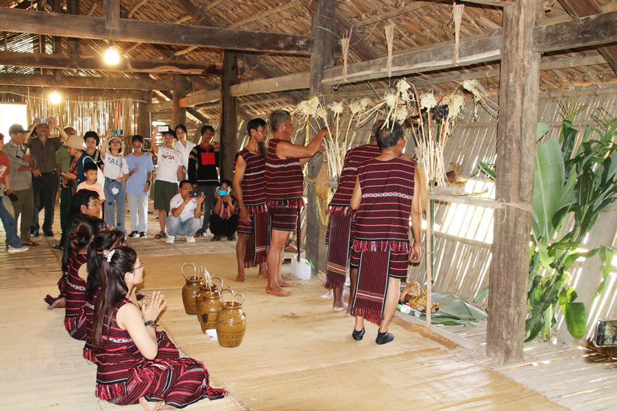 The custom of worshiping the rice god of the Cho Ro people in Dong Nai ...