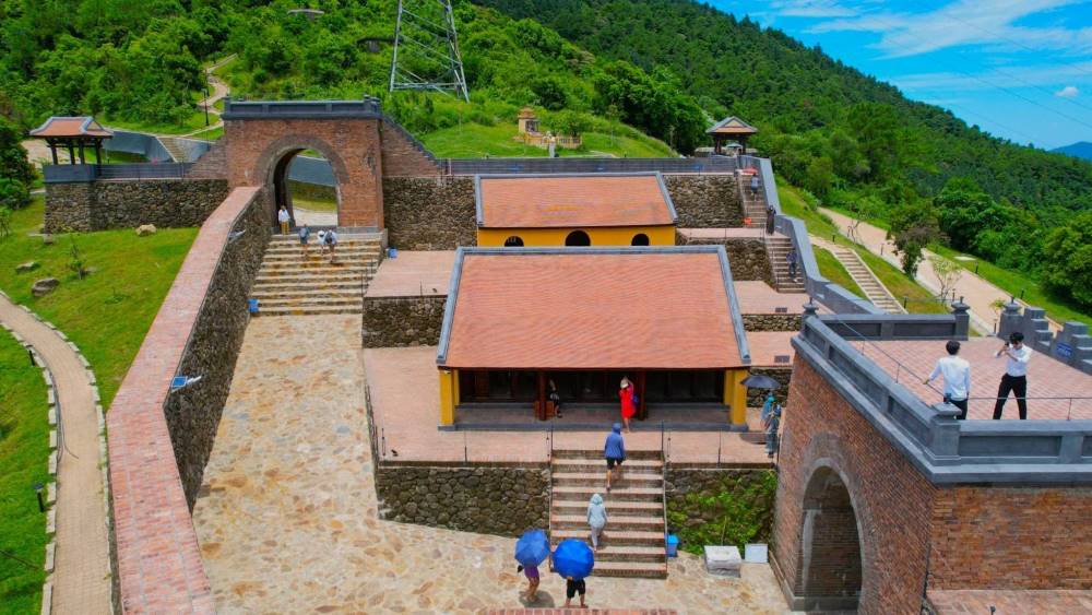 Hai Van Gate attracts large number of visitors on opening day - Viet ...