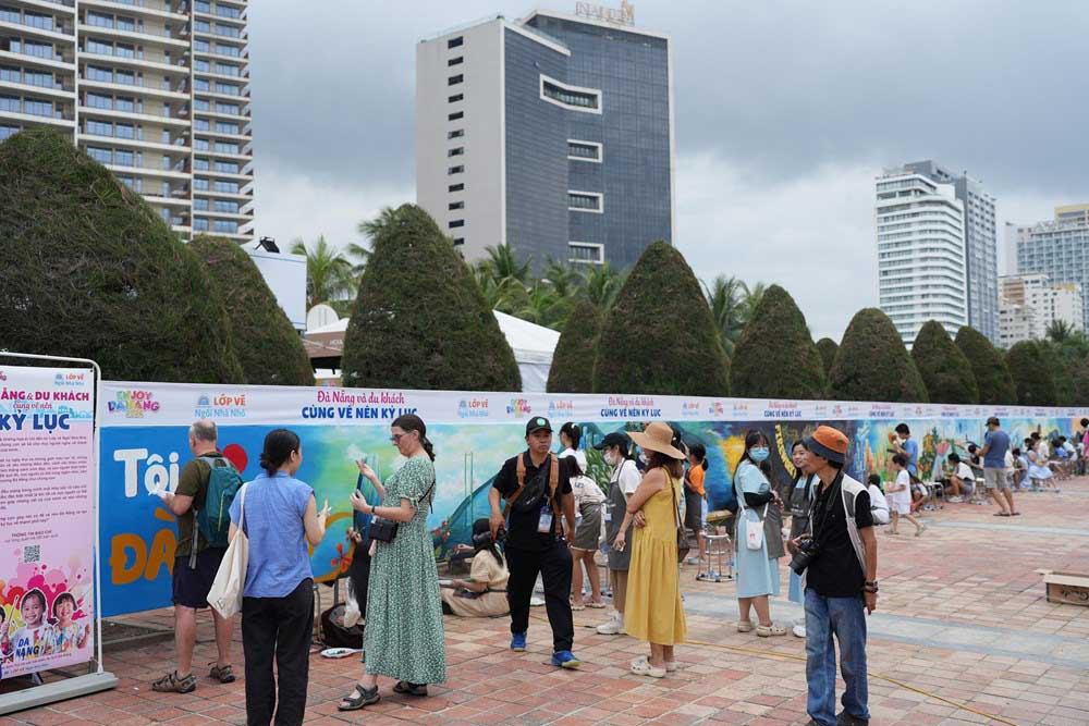 Da Nang: People and tourists together paint the longest painting in ...