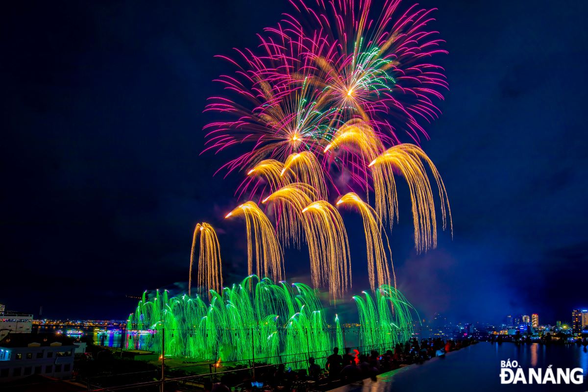 Photos: German and Polish fireworks light up Da Nang - Viet Nam ...