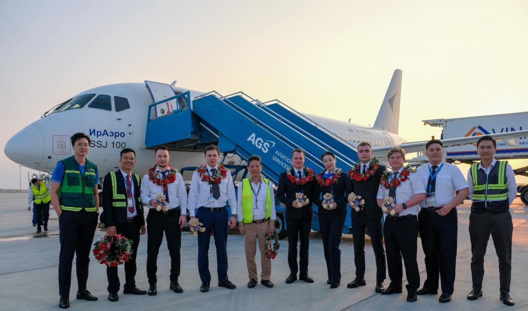 Nearly 100 tourists arrived in Khanh Hoa on the first flight of IrAero ...