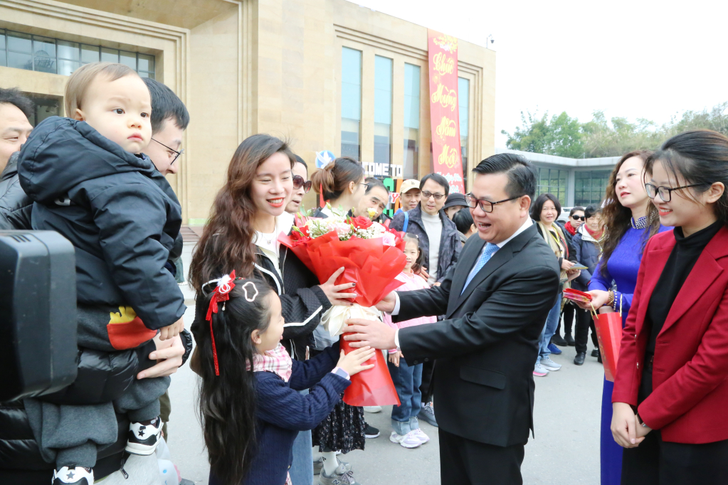 Quang Ninh welcomes first tourists through Mong Cai border gate - Viet ...