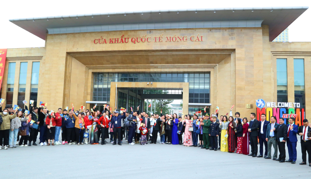 Quang Ninh welcomes first tourists through Mong Cai border gate - Viet ...