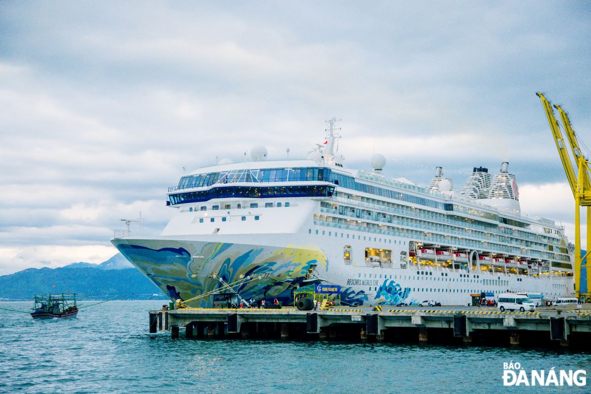 5-star cruise ship carries over 2,000 guests to Da Nang - Viet Nam ...