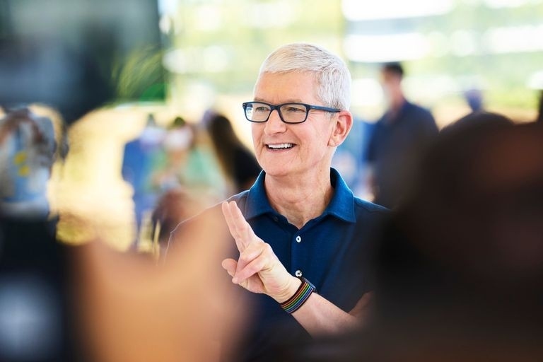 First busy day of Apple CEO Tim Cook in Ha Noi - Viet Nam National ...