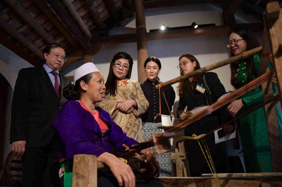 Spouses of Vietnamese, Singaporean Prime Ministers tour Vietnam Museum ...
