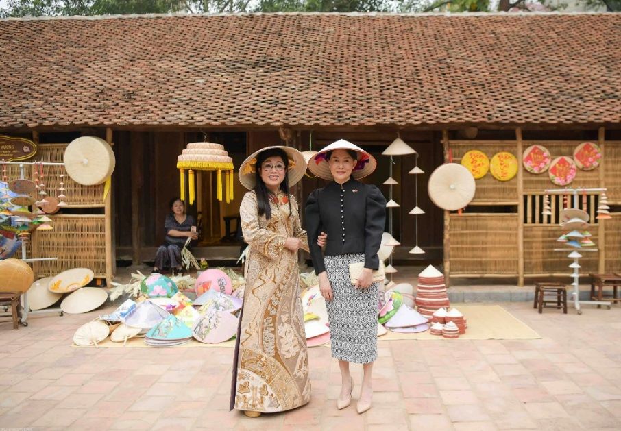 Spouses of Vietnamese, Singaporean Prime Ministers tour Vietnam Museum ...