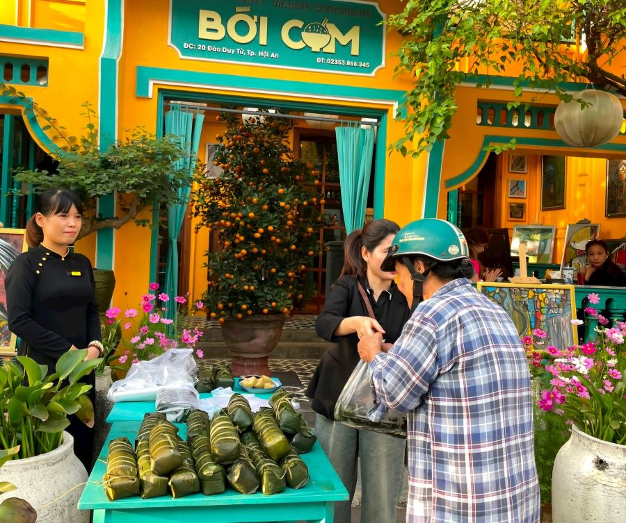 Visitors making traditional cakes in Hoi An - Viet Nam National ...
