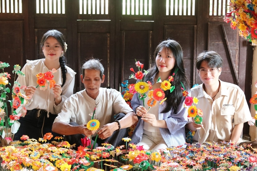 A new breath from Thanh Tien paper Flower Village – Vietsky Travel