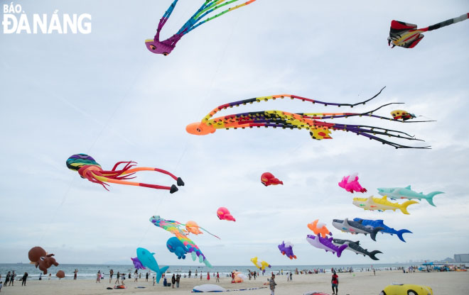 LED kites light up Da Nang’s night sky - Viet Nam National Authority of ...