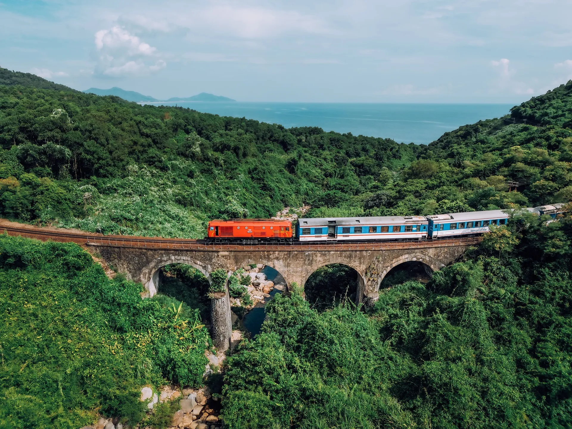 Vietnam’s railway crowned “World’s Best Train Journey” for 2025 - Viet Nam National Authority of ...