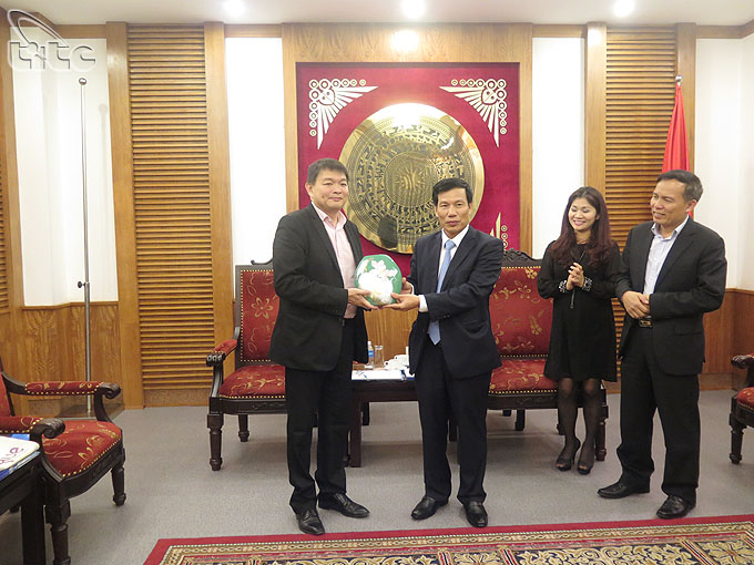 Deputy Minister Nguyen Ngoc Thien works with representative of Star ...