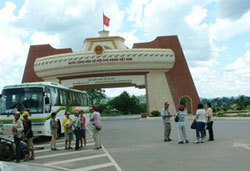 More Vietnamese tourists use central border gates - Viet Nam National ...