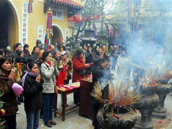 Going to pagoda on the Lunar New Year is Vietnamese people’s good ...