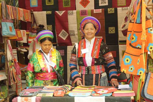 Traditional handicraft fair at Viet Nam Museum of Ethnology - Viet Nam ...