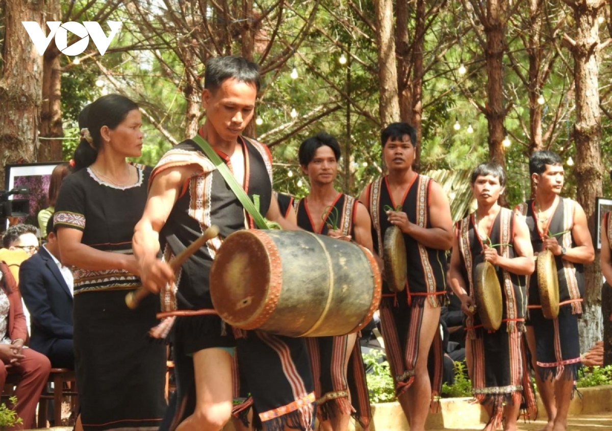 Kon Tum tích cực bảo tồn, phát huy giá trị di sản văn hóa cồng chiêng ...