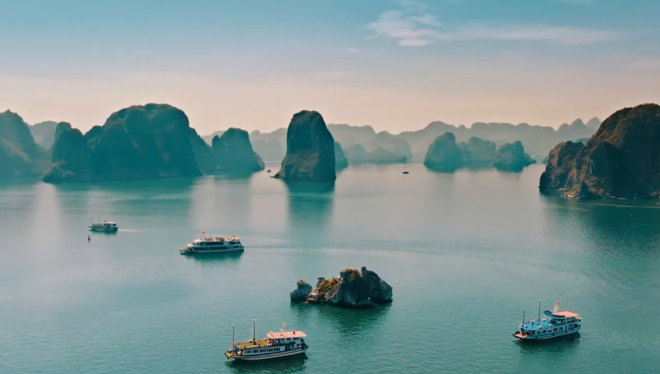 Kỳ quan Vịnh Hạ Long tỏa sáng trong MV "Victory - Bond in Vietnam ...